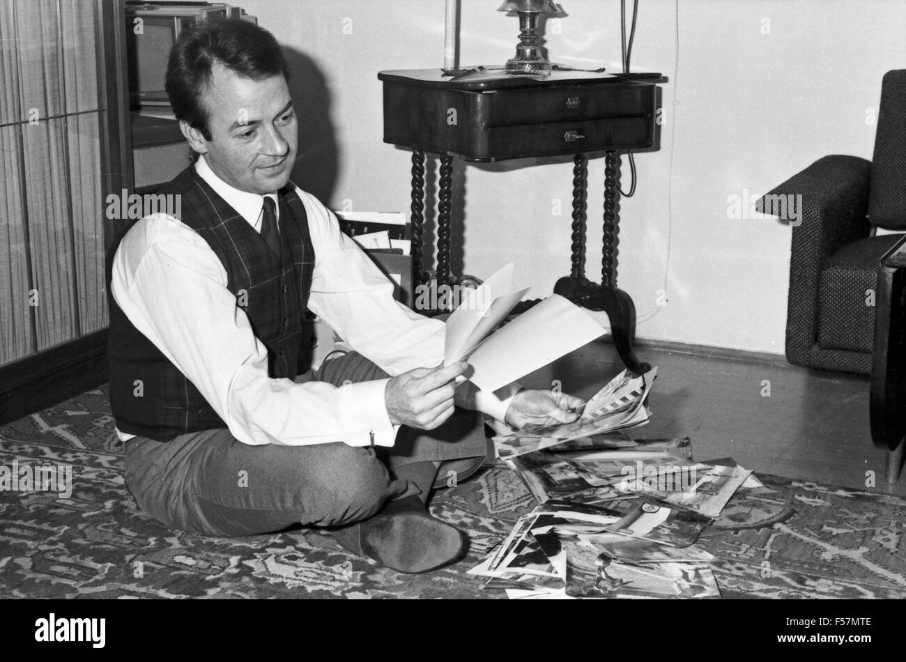 Der deutsche Schauspieler und Moderator Helli Pagel mit Fernsehgerät ...