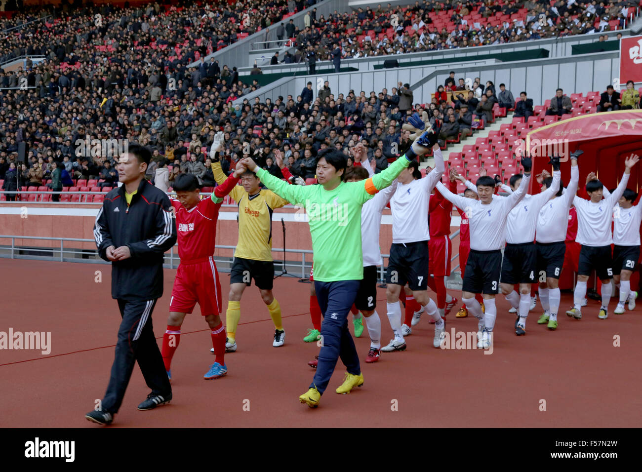 (151030)-- PYONGYANG, Oct. 30, 2015(Xinhua)-- Football players from the ...