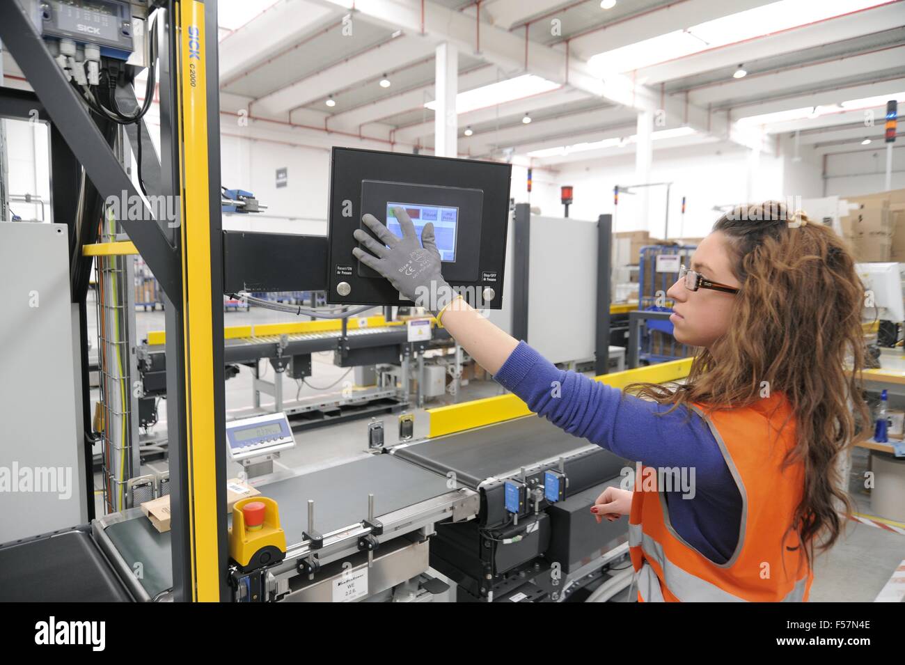 Workers amazon logistics warehouse hi-res stock photography and images ...