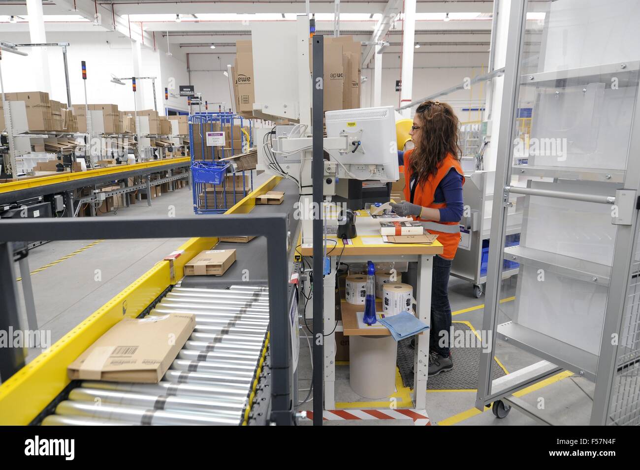 Workers amazon logistics warehouse hi-res stock photography and images ...
