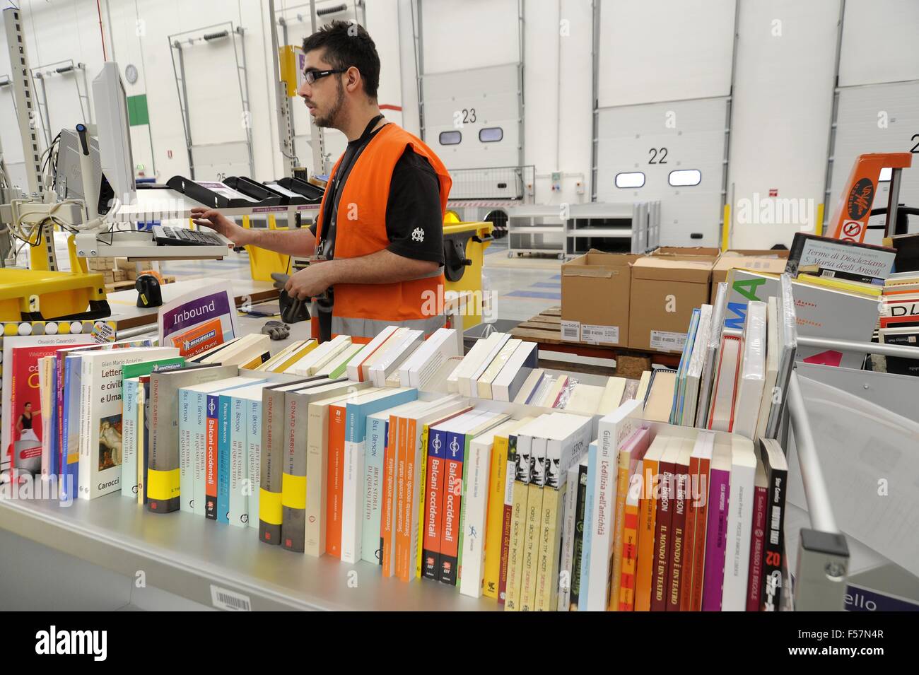 Workers amazon logistics warehouse hi-res stock photography and images ...
