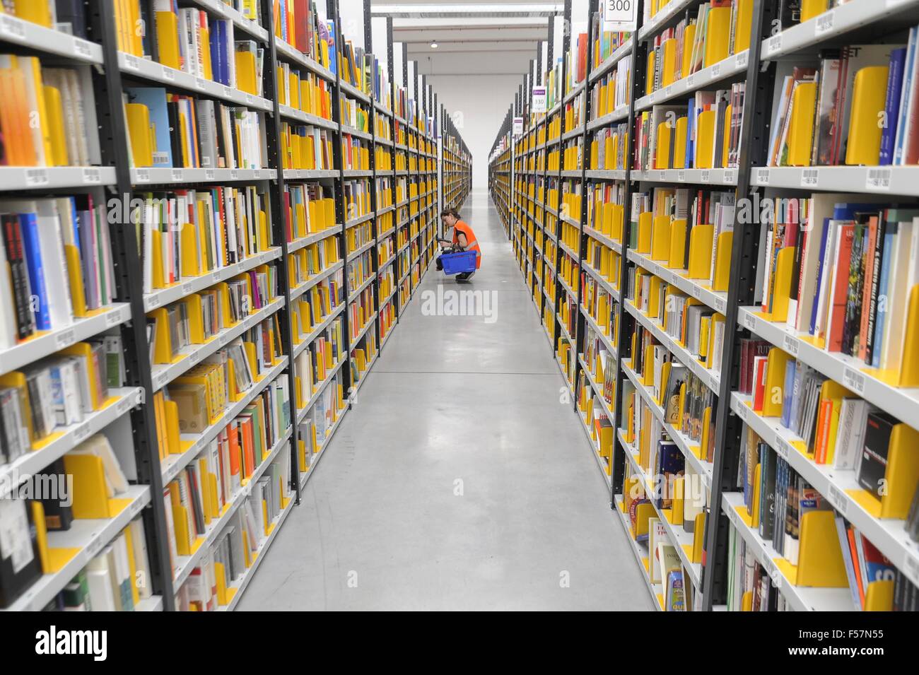 Workers amazon logistics warehouse hi-res stock photography and images ...