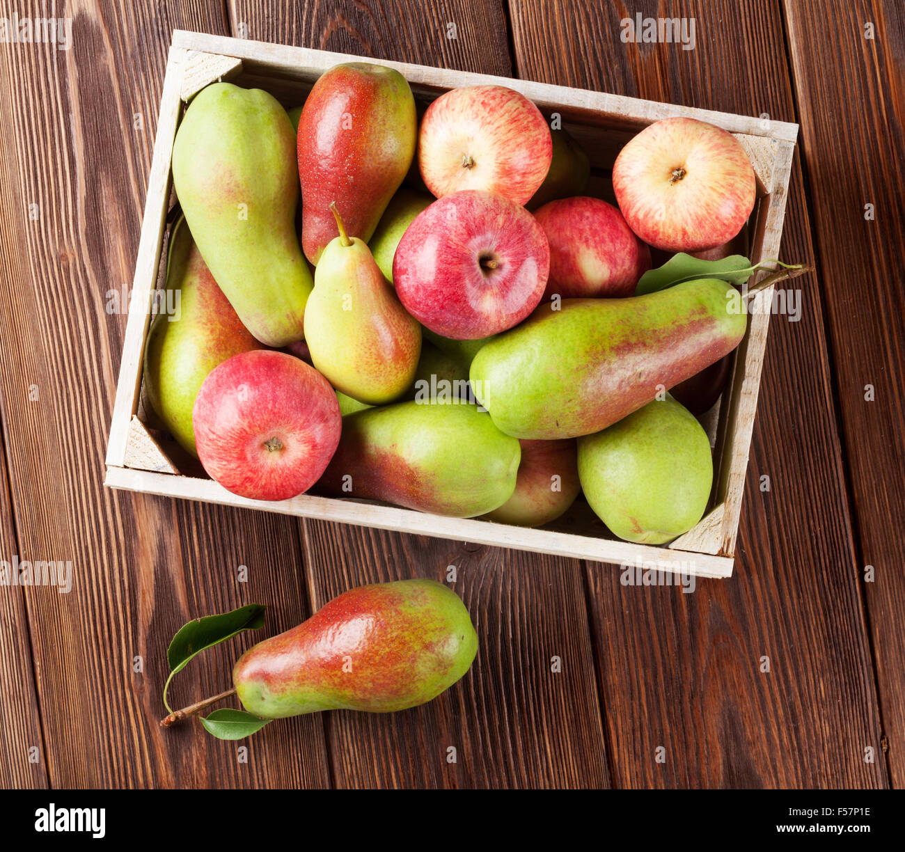 Pears in box hi-res stock photography and images - Alamy