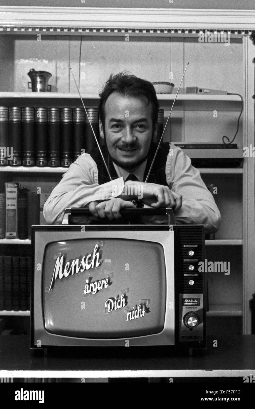 Der deutsche Schauspieler und Moderator Helli Pagel mit Fernsehgerät ...