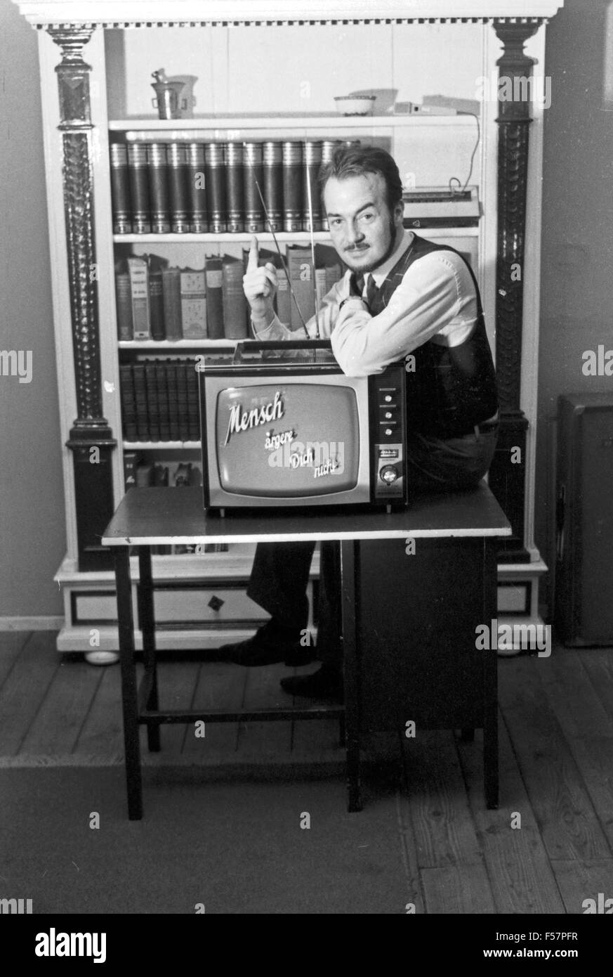 Der deutsche Schauspieler und Moderator Helli Pagel mit Fernsehgerät ...