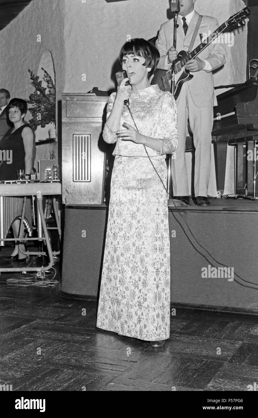 Das Hazy Osterwald Sextett mit Sängerin Ema Damia, Deutschland 1960er ...