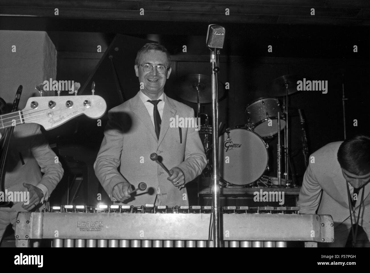 Das Hazy Osterwald Sextett mit Sängerin Ema Damia, Deutschland 1960er ...