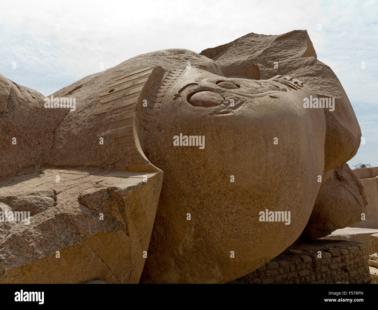 Ramesseum temple rameses ii colossal hi-res stock photography and ...