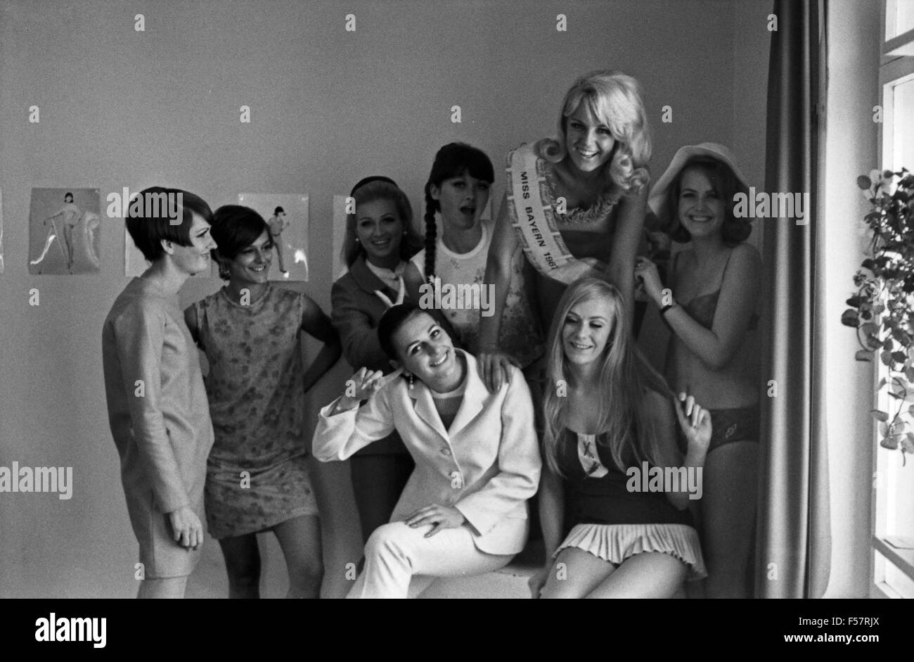 Miss Bayern 1967, Brigitte Boy (2. v. r.), in der Mannequinschule von ...