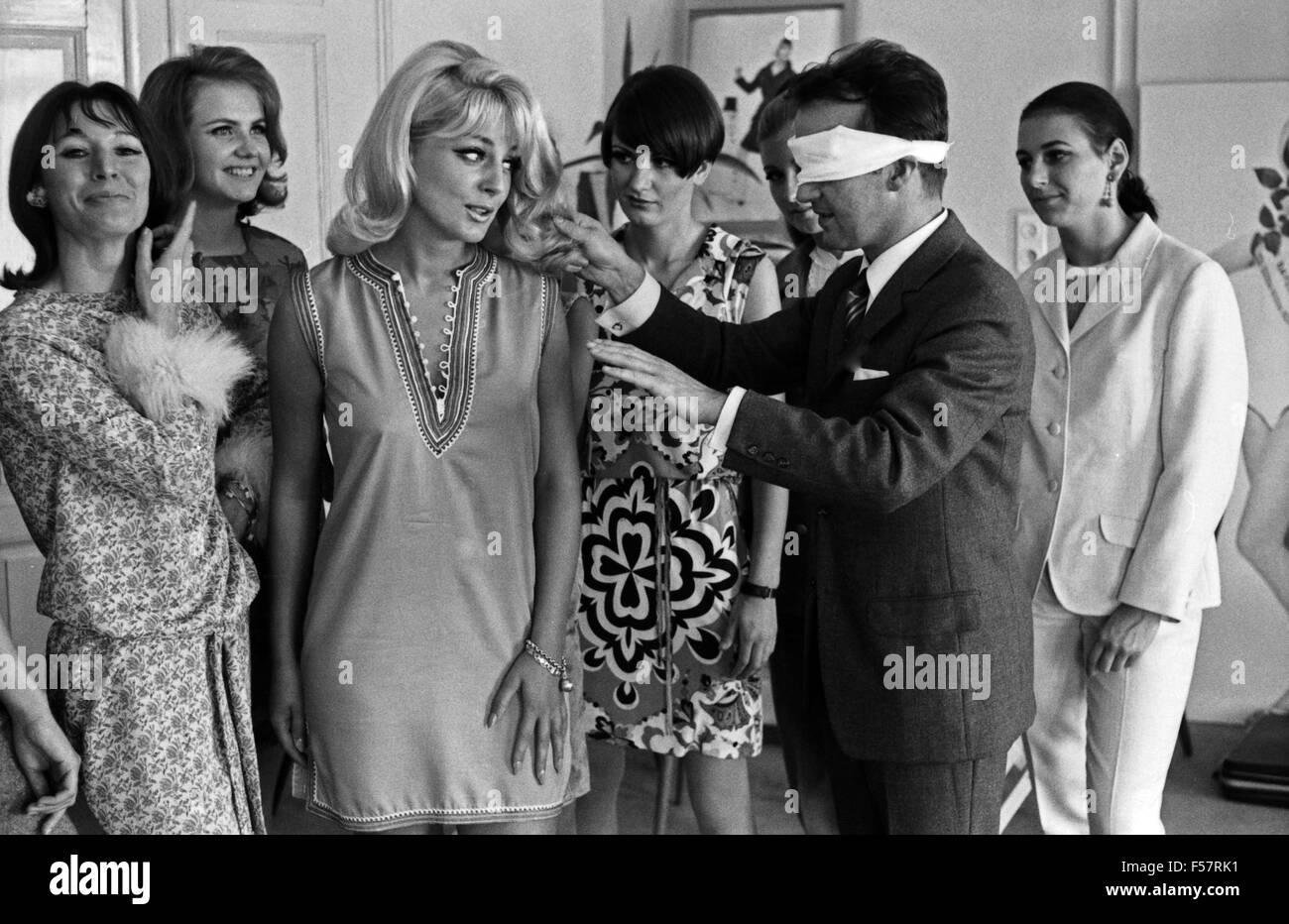 Miss Bayern 1967, Brigitte Boy (3. v. l.), in der Mannequinschule von ...