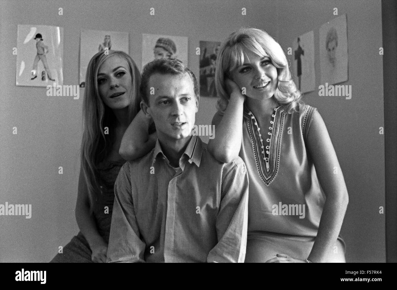 Miss Bayern 1967, Brigitte Boy (rechts), in der Mannequinschule von ...