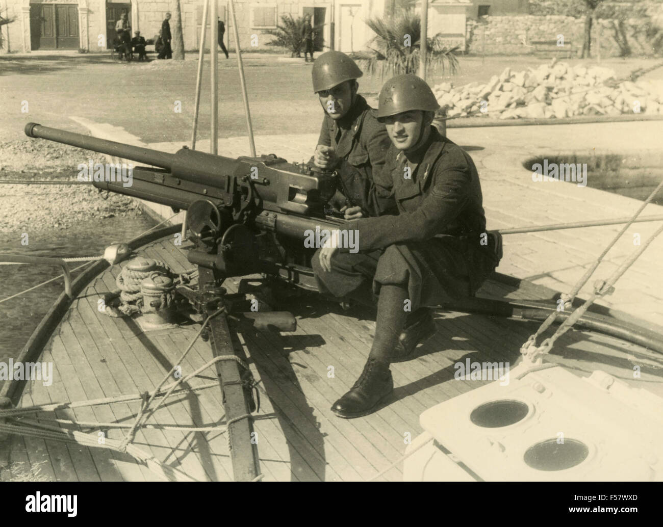 Two Italian soldiers with the helmet with a machine gun on a boat Stock ...