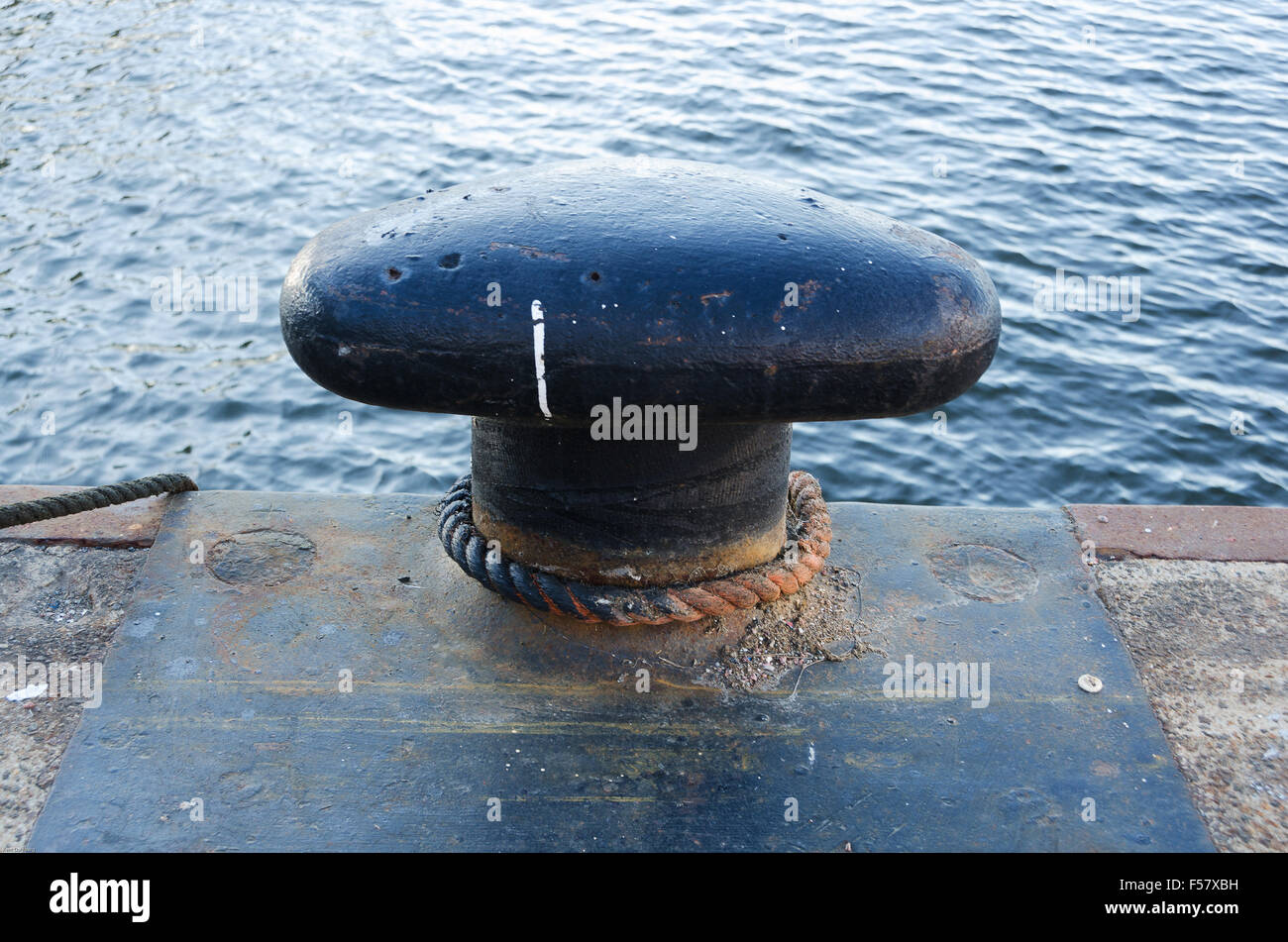 Large mooring rope in harbor hi-res stock photography and images - Alamy