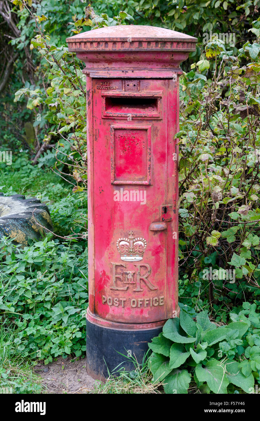Old fashioned english mail box hi-res stock photography and images - Alamy
