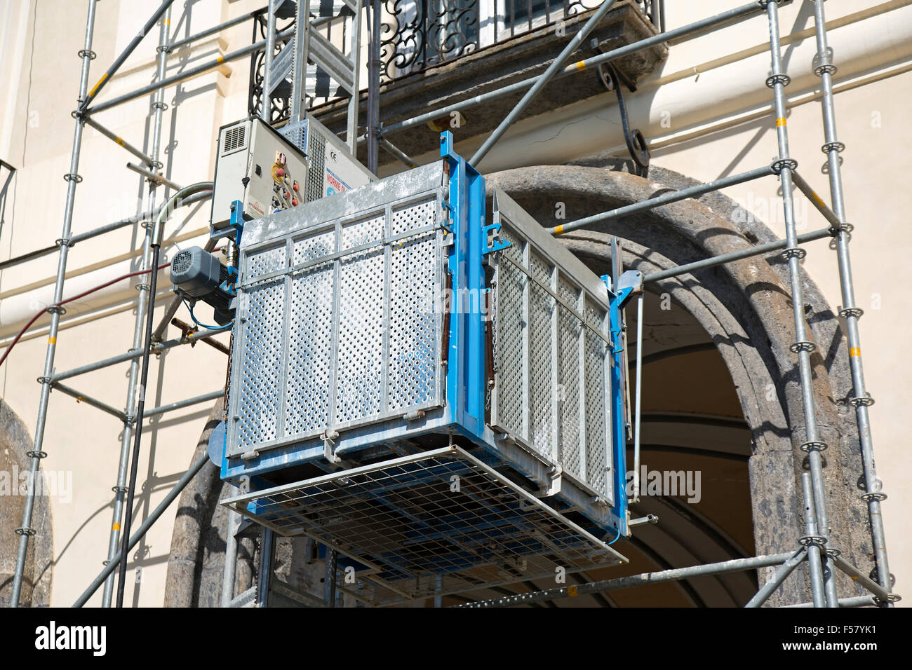 External elevator hi-res stock photography and images - Alamy