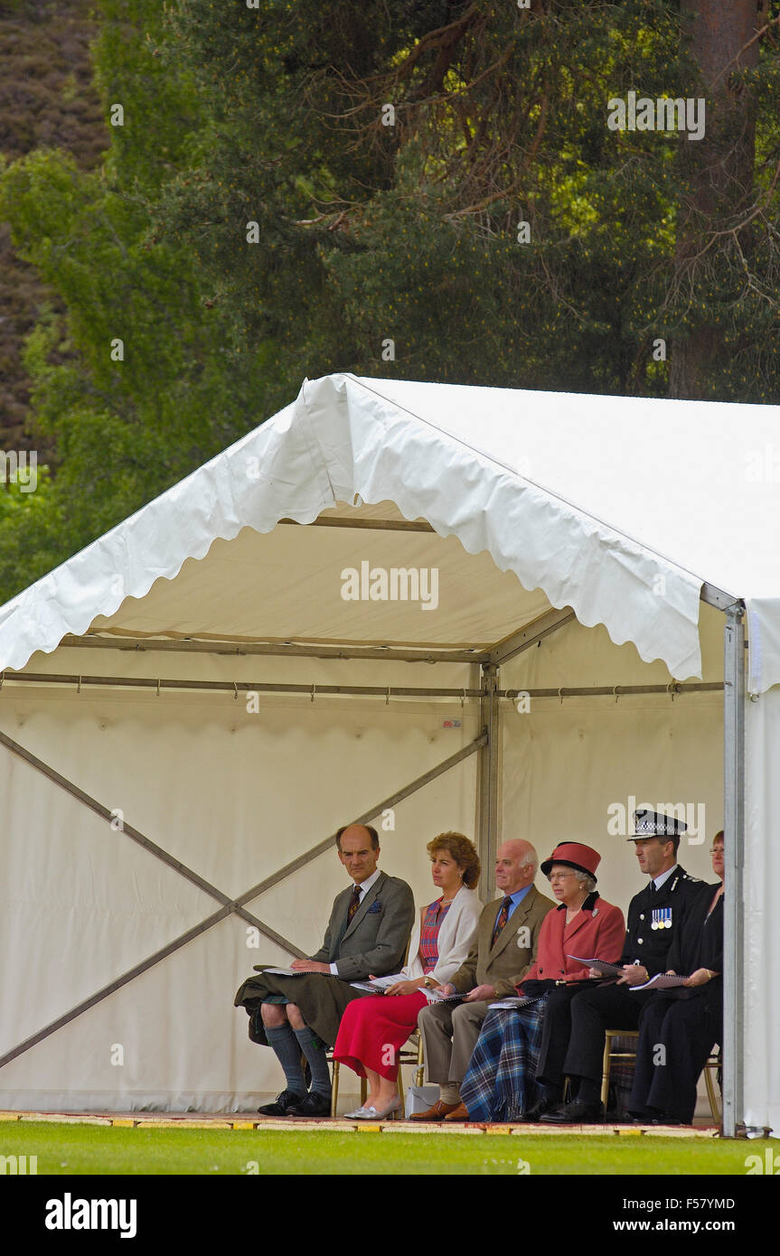 Queen elizabeth ii at balmoral castle hi-res stock photography and ...