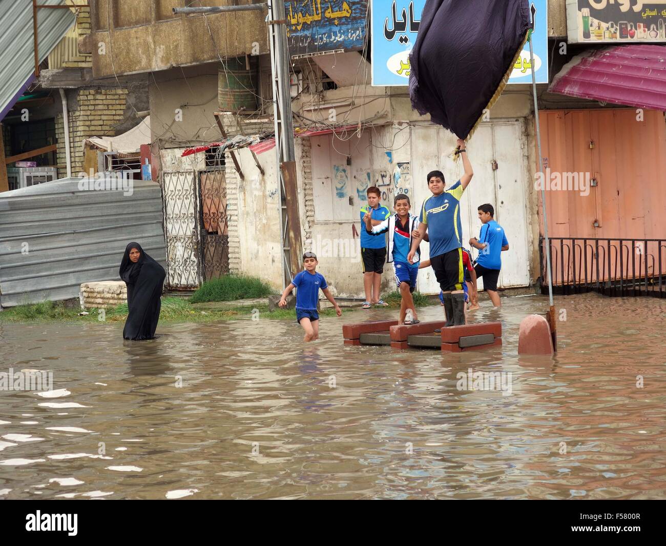 Flooding the streets hi-res stock photography and images - Alamy
