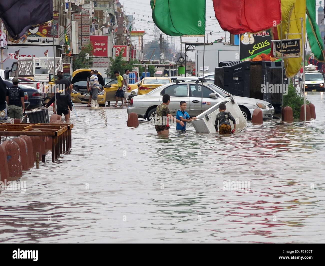 Flooding the streets hi-res stock photography and images - Alamy