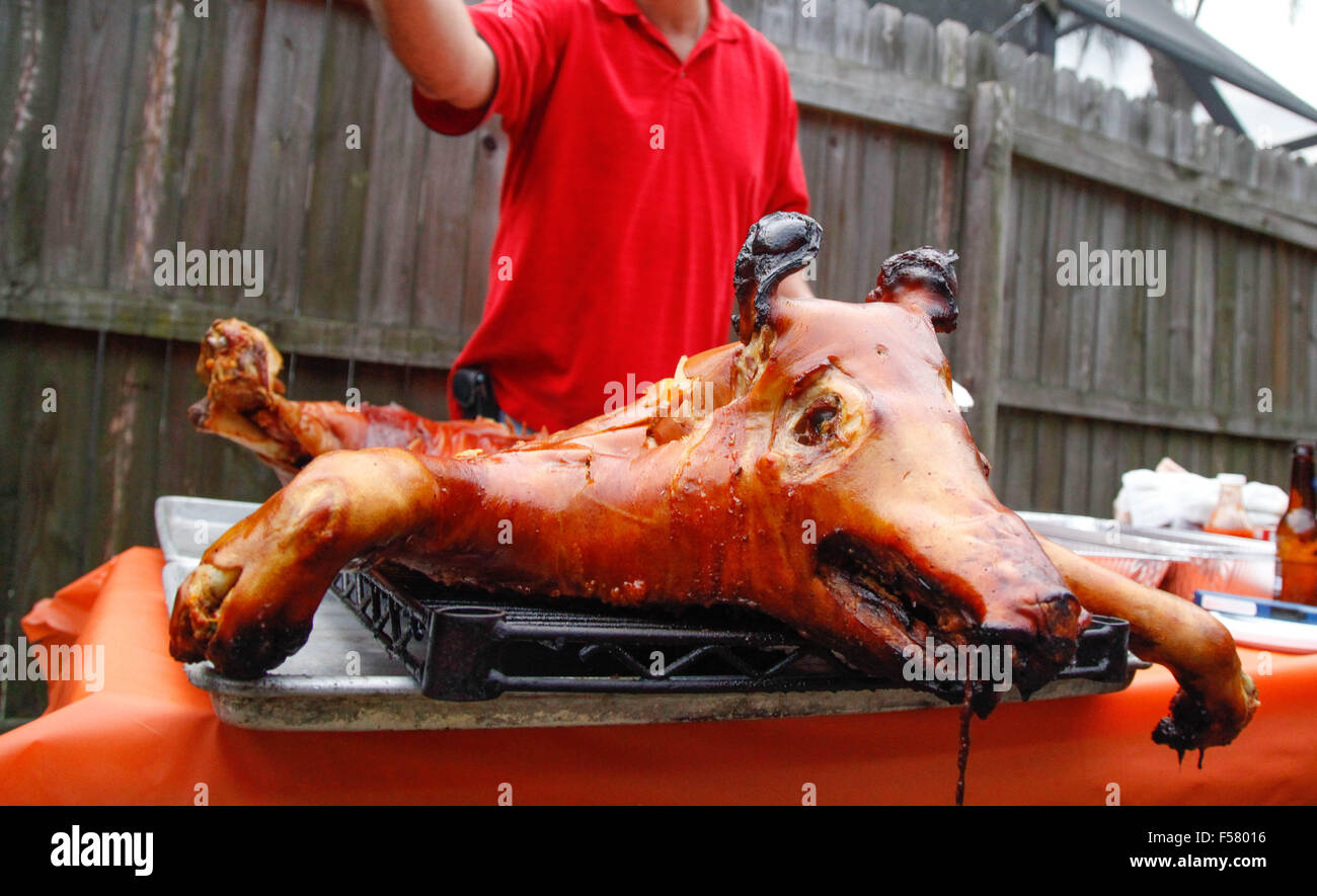 Cuban traditional serving man hi-res stock photography and images - Alamy