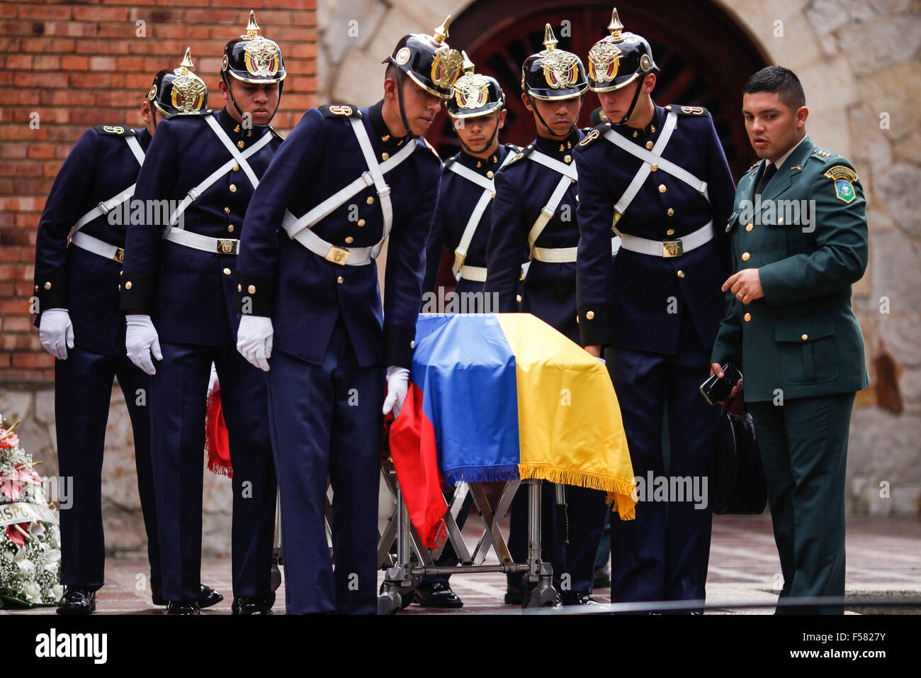 Bogota, Colombia. 29th Oct, 2015. Guards of honor transfer one of the ...