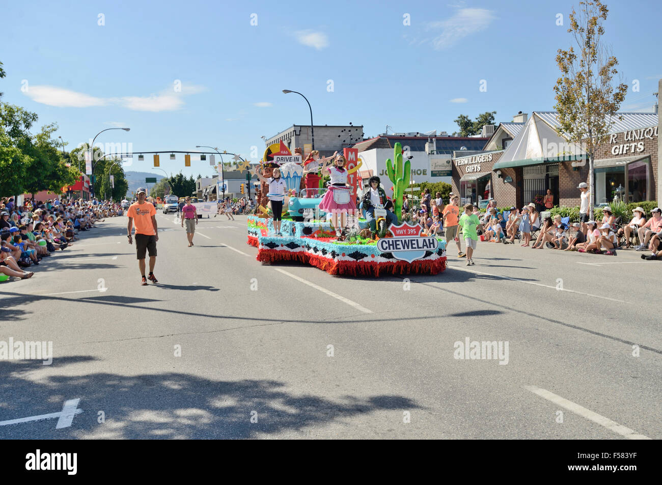 Men women on parade float hi-res stock photography and images - Alamy
