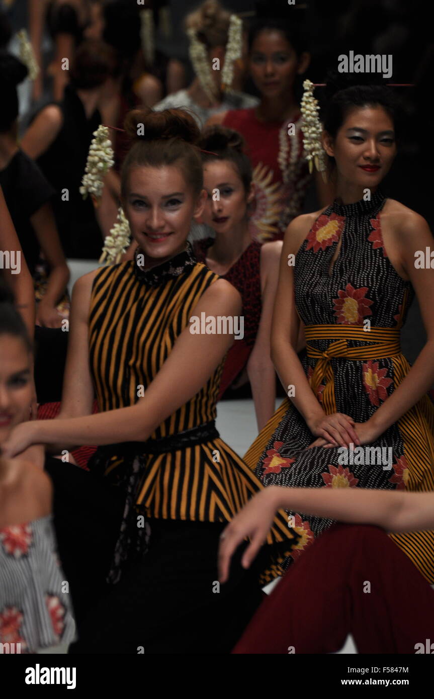 Jakarta, Indonesia. 29th Oct, 2015. Models wear design of Stellarissa ...