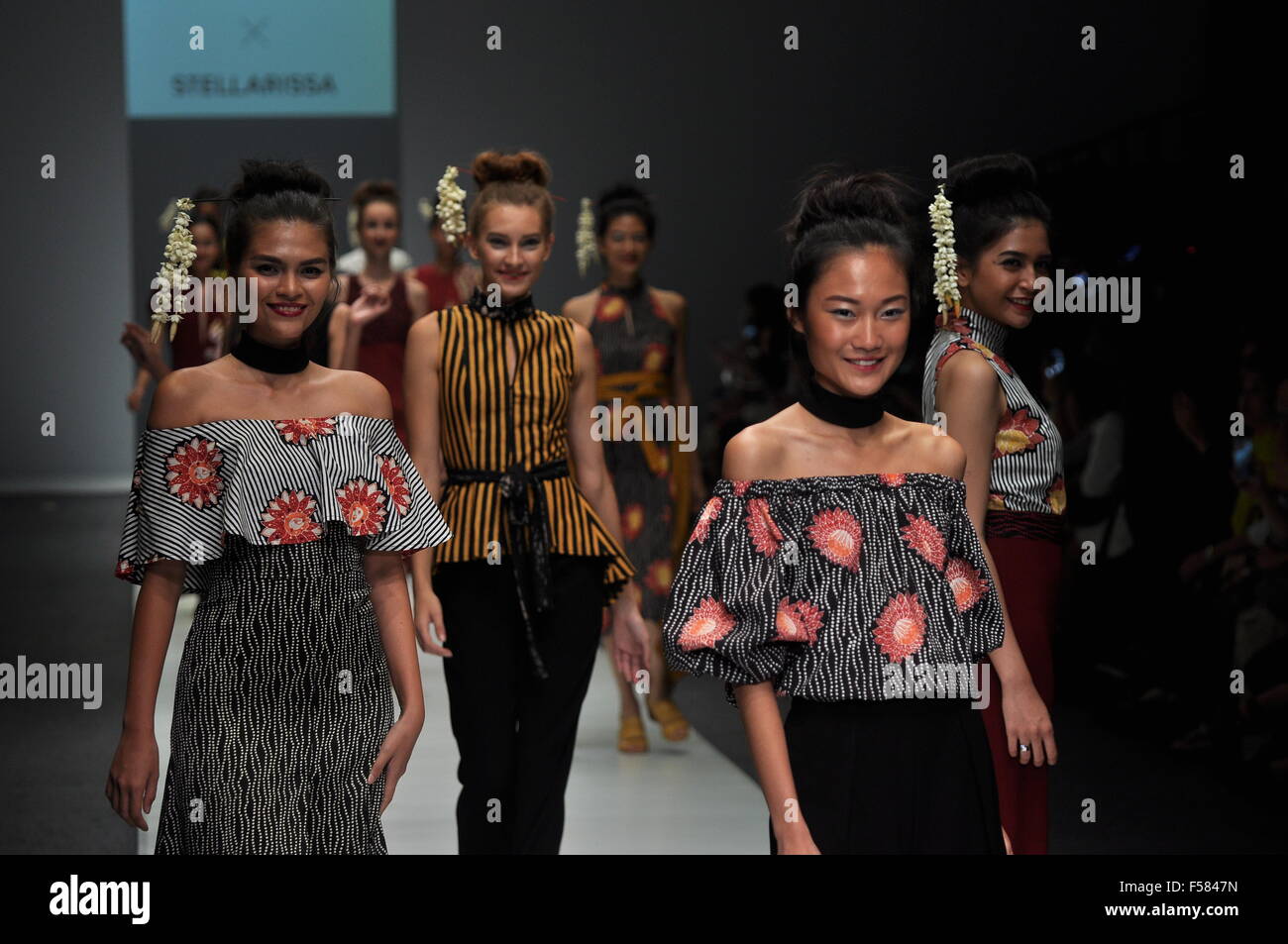 Jakarta, Indonesia. 29th Oct, 2015. Models wear design of Stellarissa ...