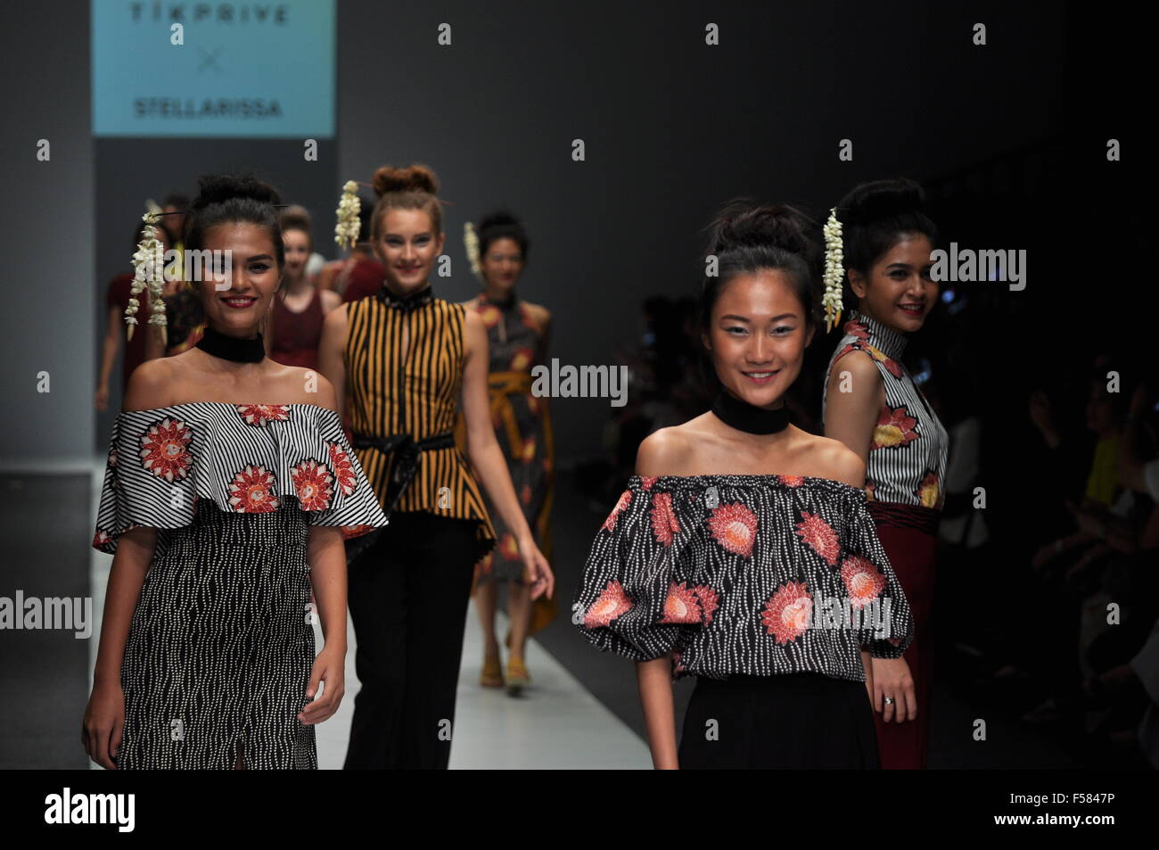Jakarta, Indonesia. 29th Oct, 2015. Models wear design of Stellarissa ...