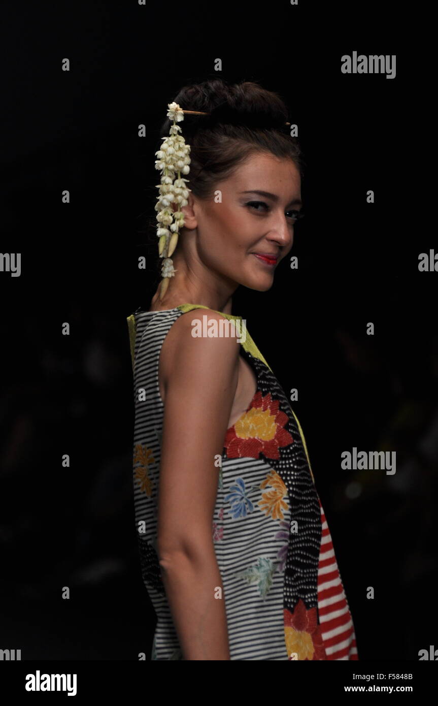 Jakarta, Indonesia. 29th Oct, 2015. A model wears design of Stellarissa ...