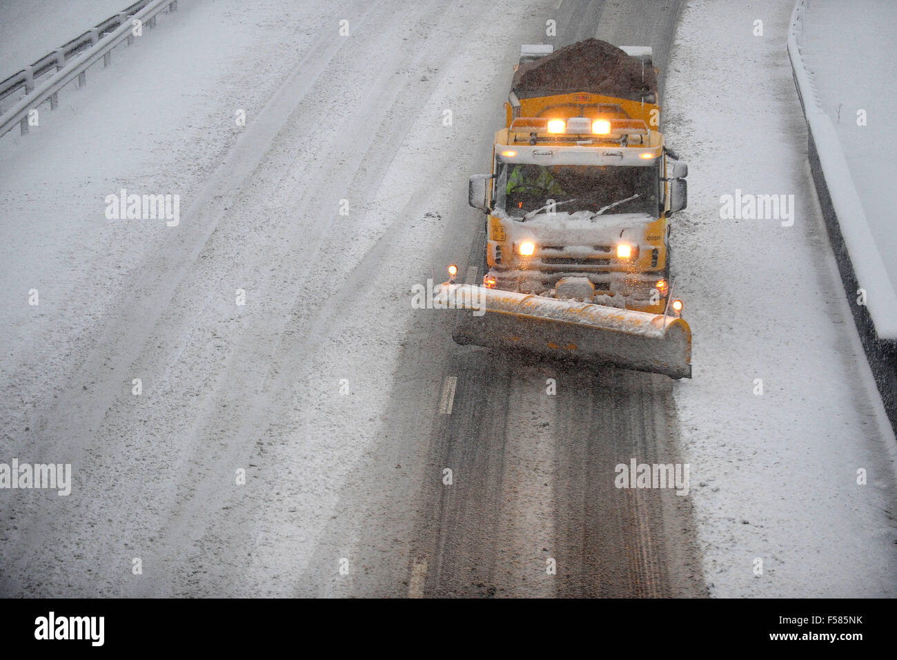 Gritter snow motorway hi-res stock photography and images - Alamy
