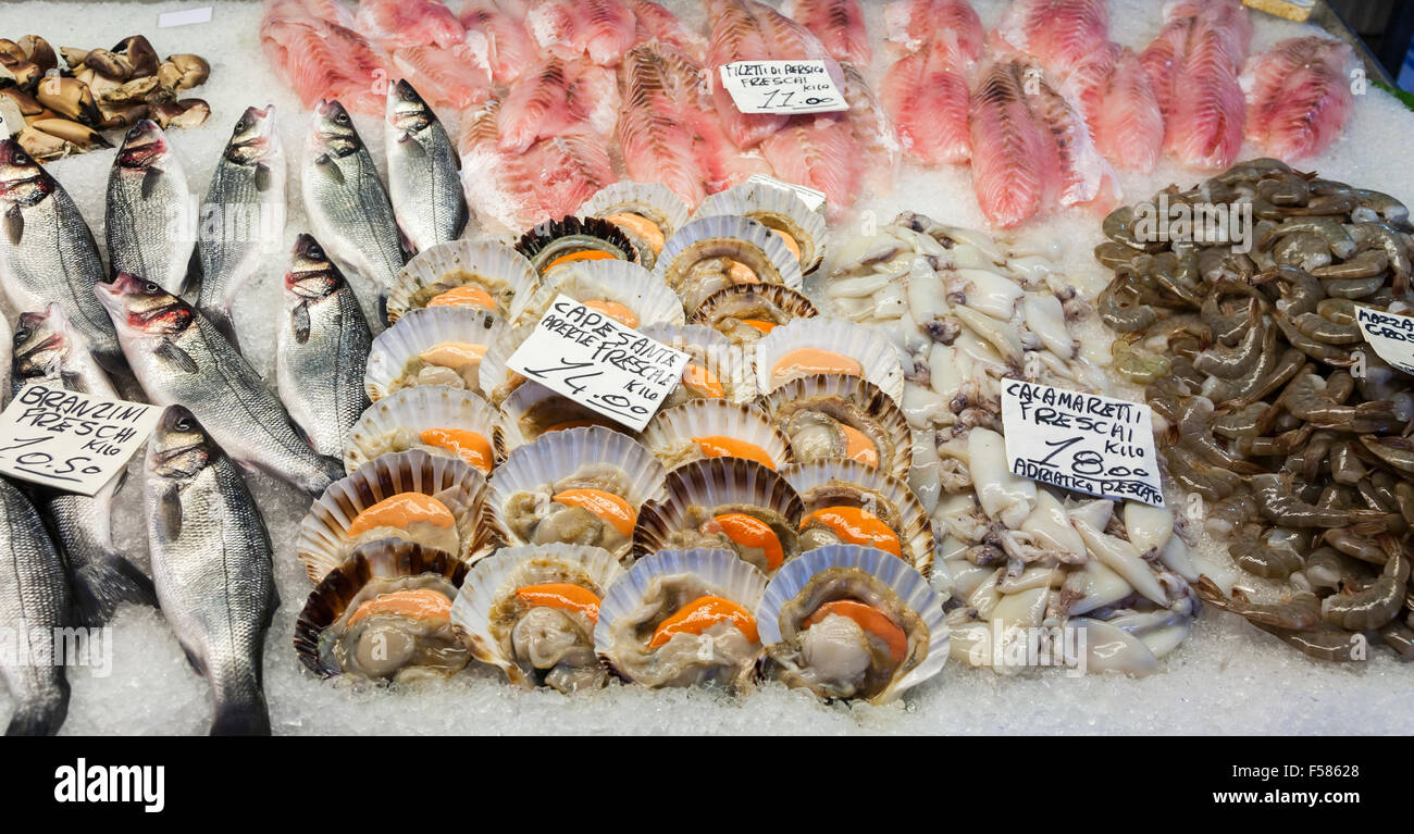 Fishmongers counter hi-res stock photography and images - Alamy