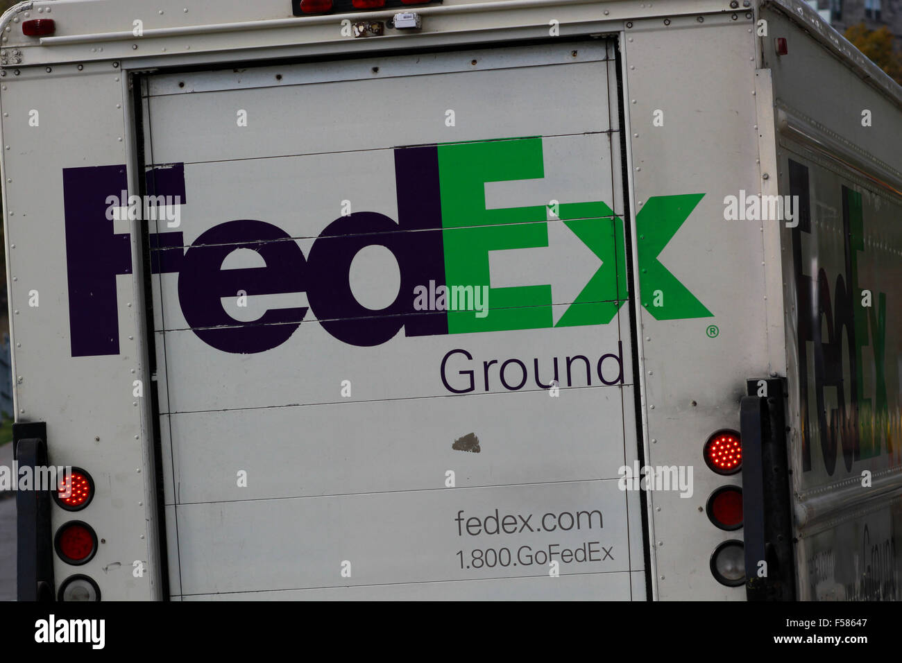 Fedex ground van hi-res stock photography and images - Alamy