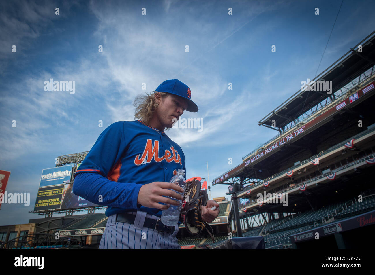 New York, NY, USA. 29th Oct, 2015. New York Mets starting pitcher NOAH ...
