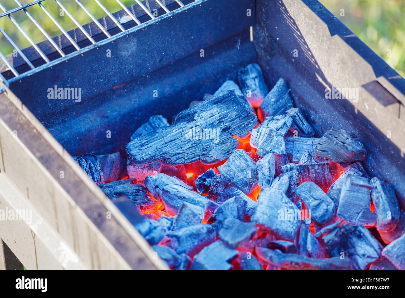 Black barbecue coals briquettes hi-res stock photography and images - Alamy