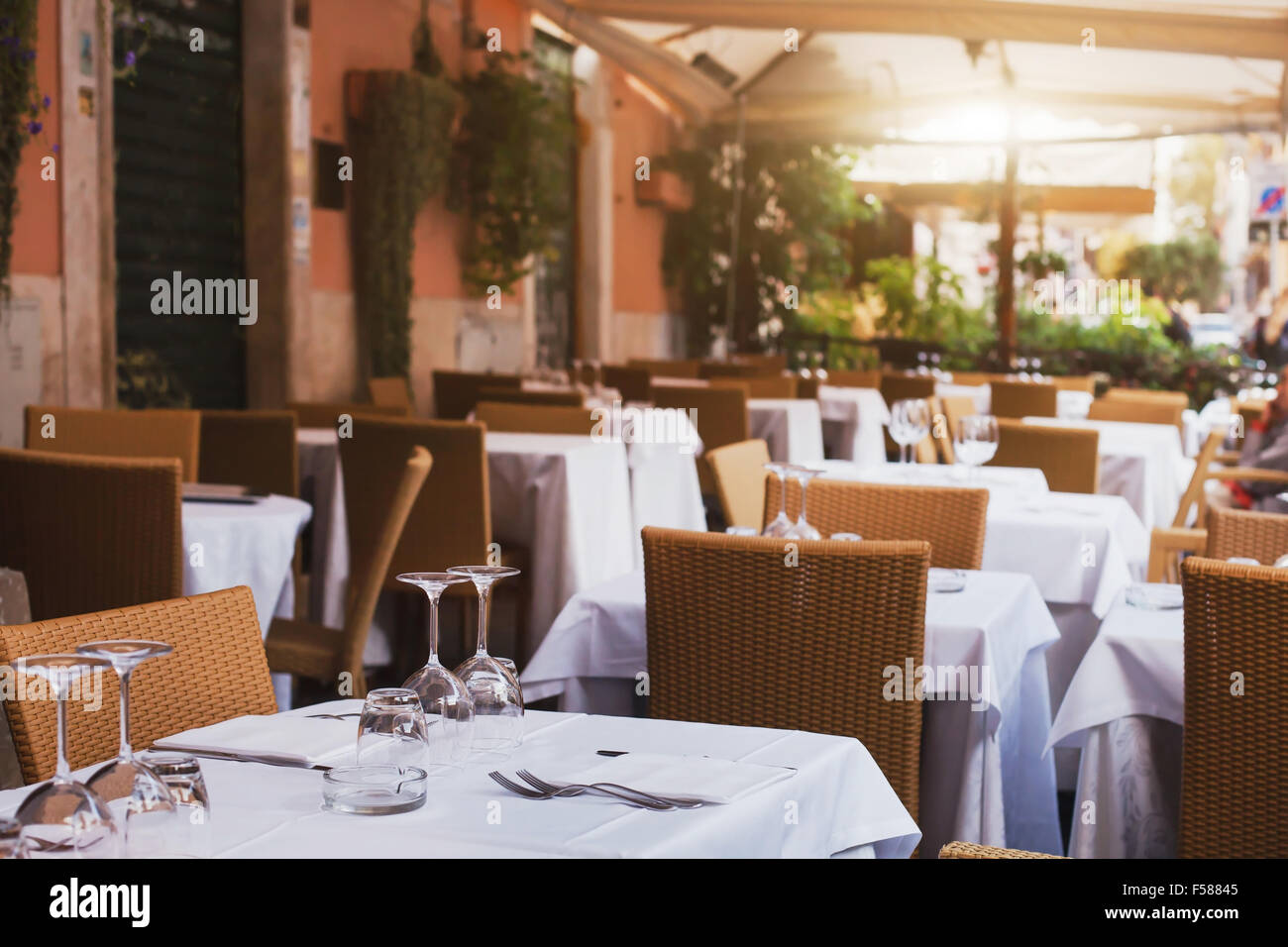 pizzeria in Rome, terrace of italian restaurant Stock Photo - Alamy