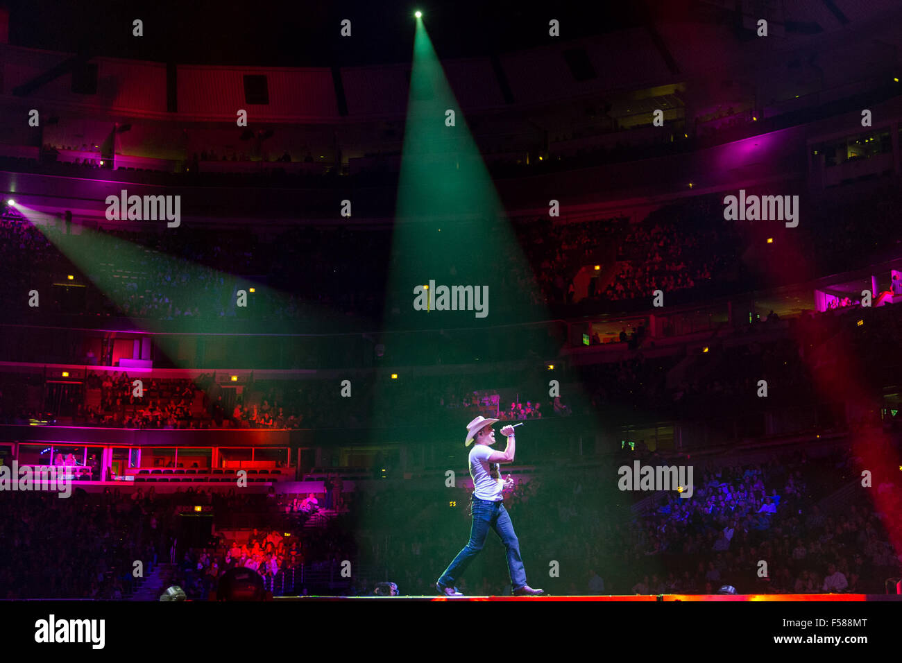 Chicago, Illinois, USA. 28th Oct, 2015. Country singer DUSTIN LYNCH ...