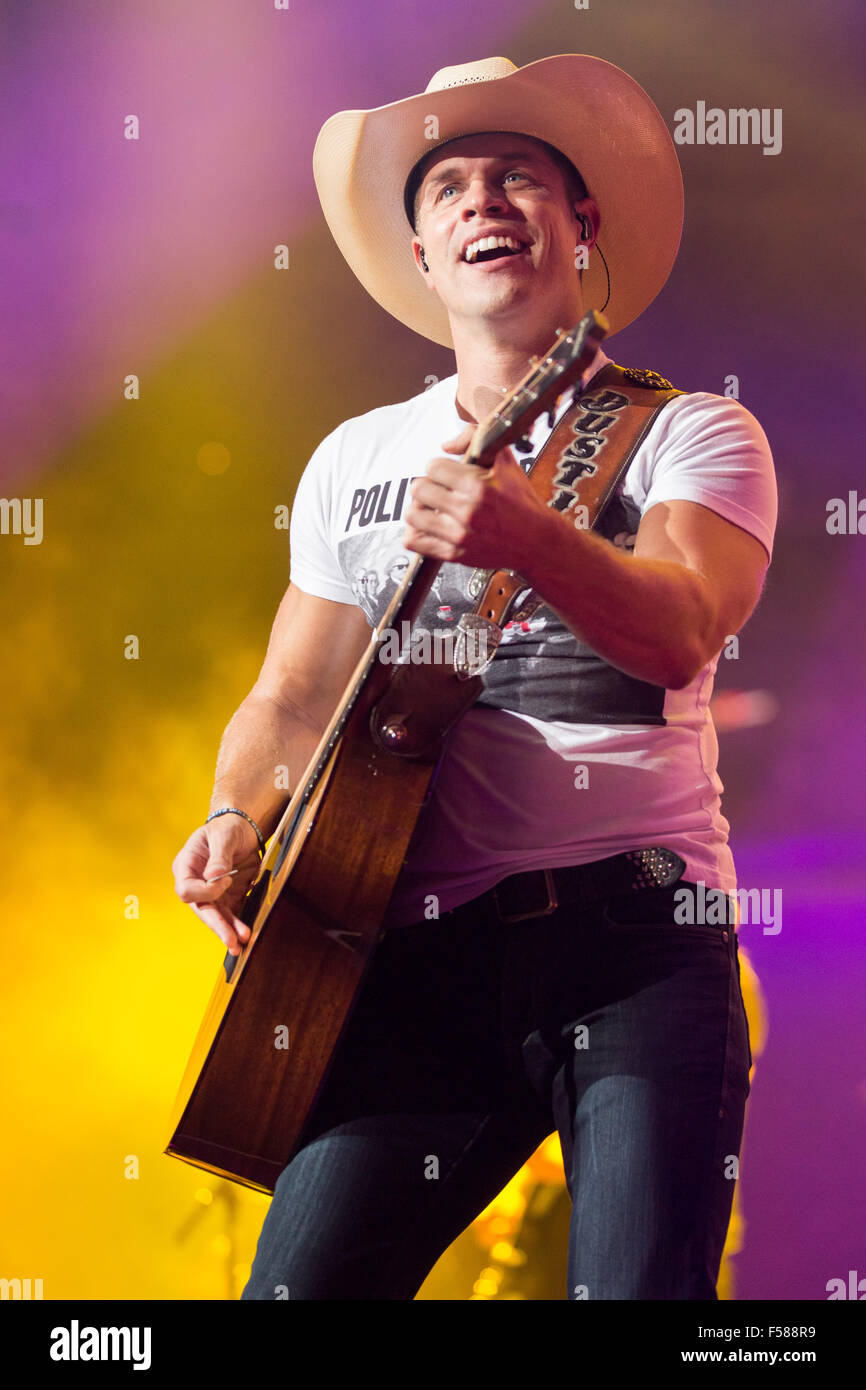 Chicago, Illinois, USA. 28th Oct, 2015. Country singer DUSTIN LYNCH ...