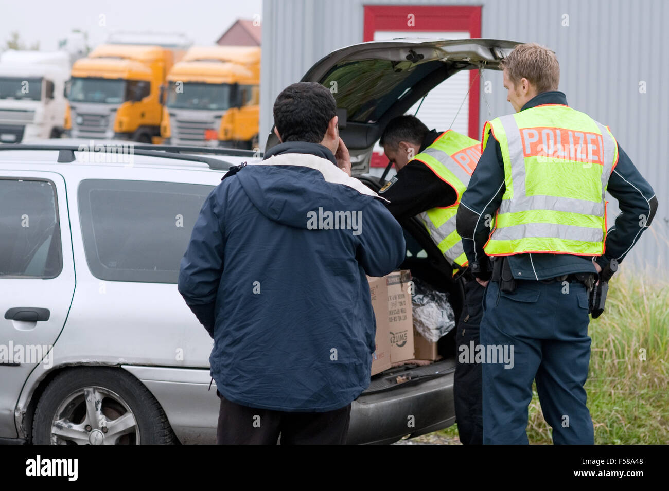 Police searching car hi-res stock photography and images - Alamy
