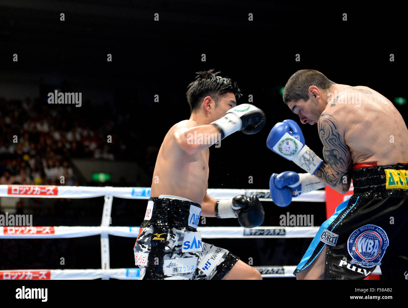 Osaka, Japan. 27th Sep, 2015. (L-R) Kazuto Ioka (JPN), Roberto Domingo ...