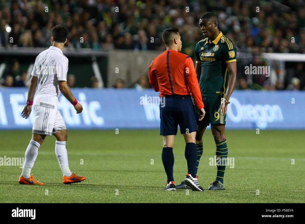 Portland, Oregon, USA. 29th Oct, 2015. FANENDO ADI (9) talks to the ref ...