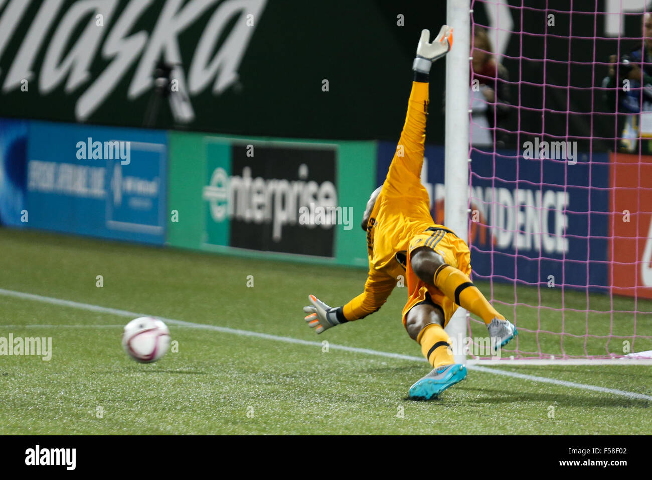 Portland, Oregon, USA. 29th Oct, 2015. ADAM LARSEN KWARASEY (12) makes ...
