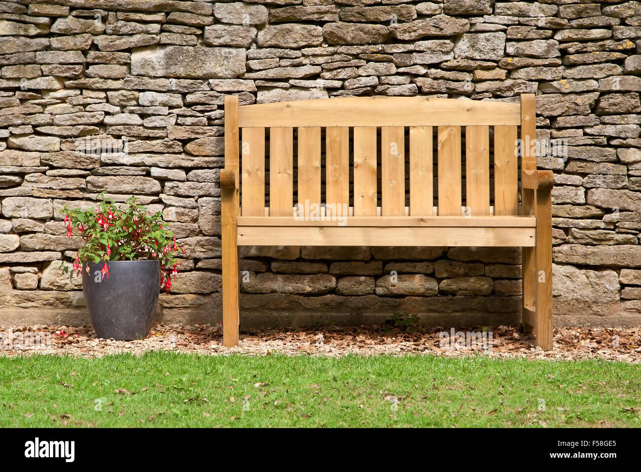 Single metal bench hi-res stock photography and images - Alamy