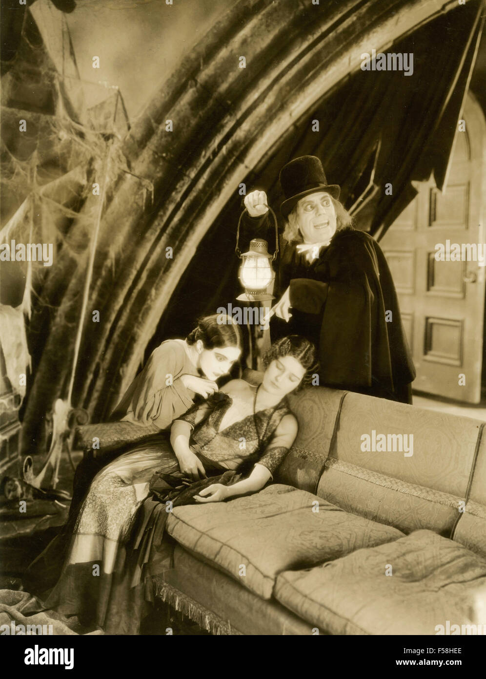 Lon Chaney, Marceline Day and Edna Tichenor in London After Midnight ...