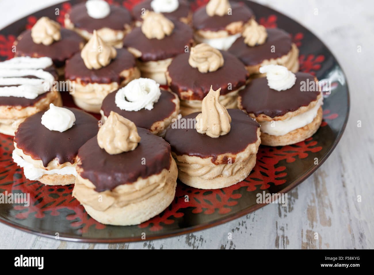 Cake small hi-res stock photography and images - Alamy