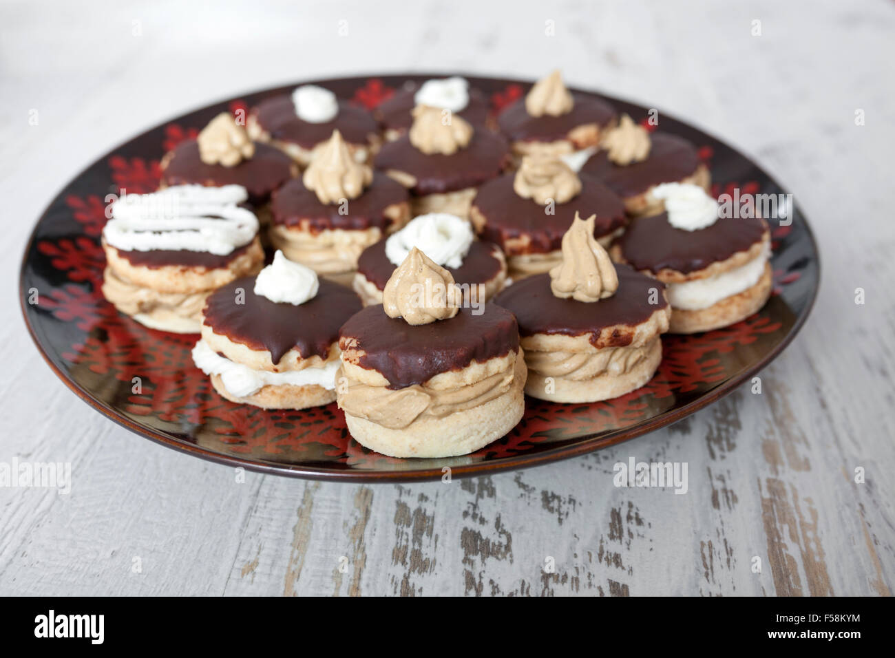 Cake small hi-res stock photography and images - Alamy