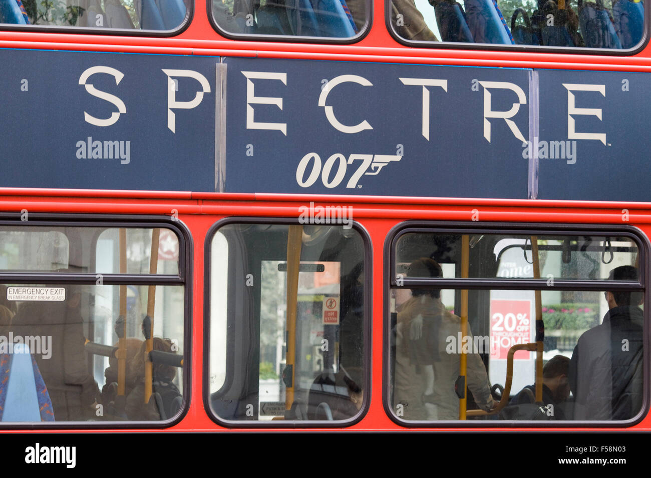 James Bond Daniel Craig Gun High Resolution Stock Photography and ...
