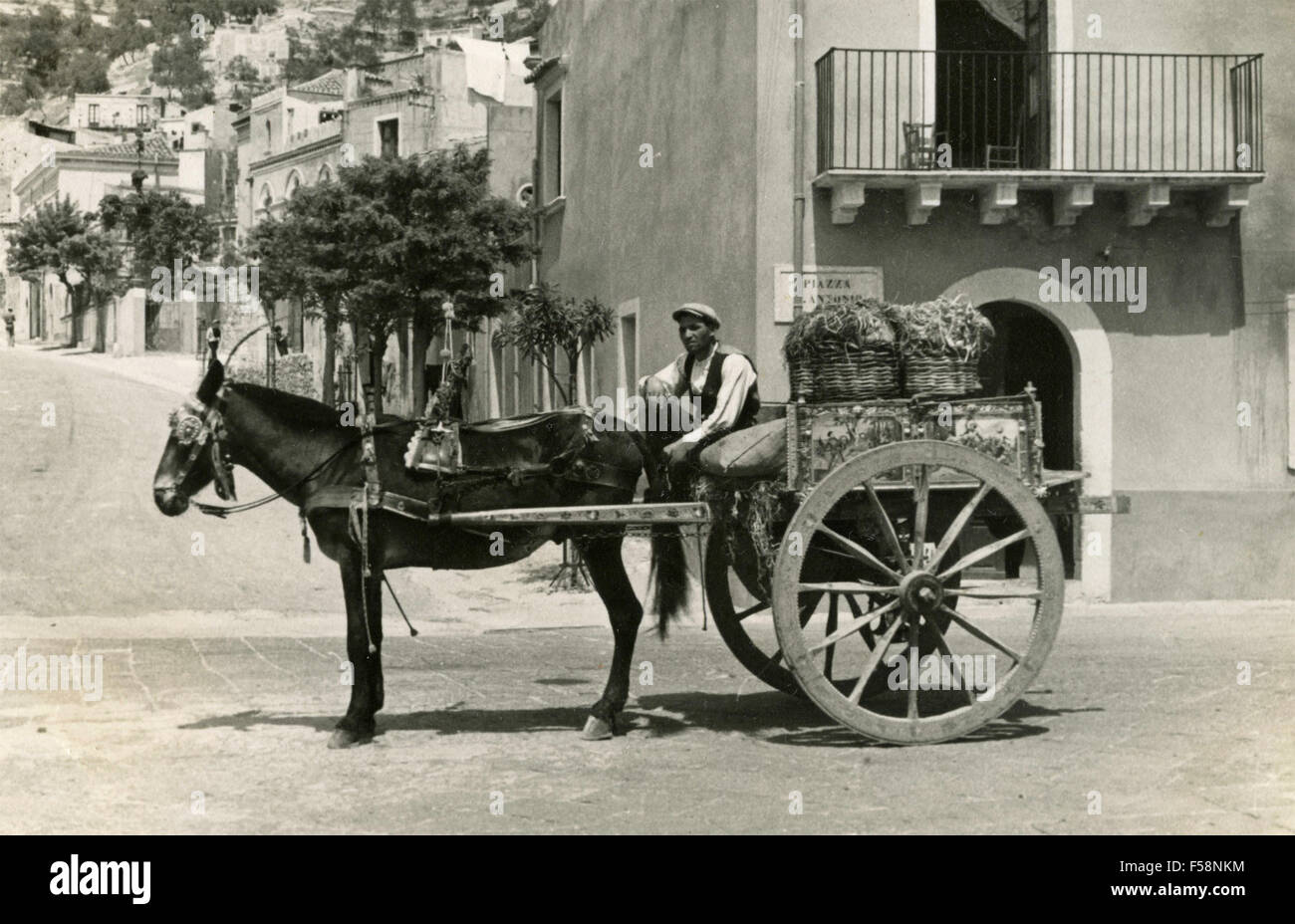Sicilian Cart, Taormina, Italy Stock Photo - Alamy