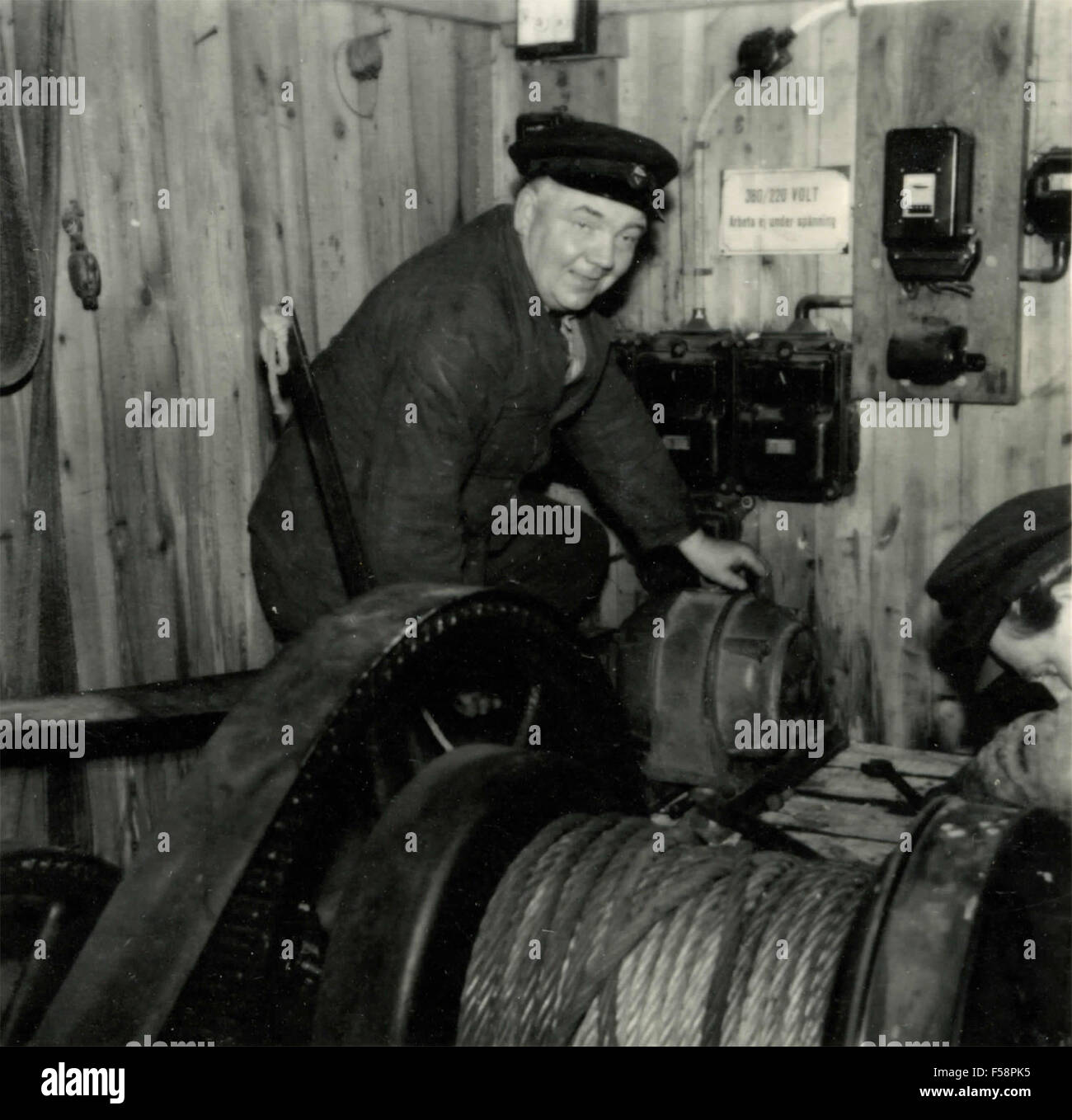 Sailors work hi-res stock photography and images - Alamy