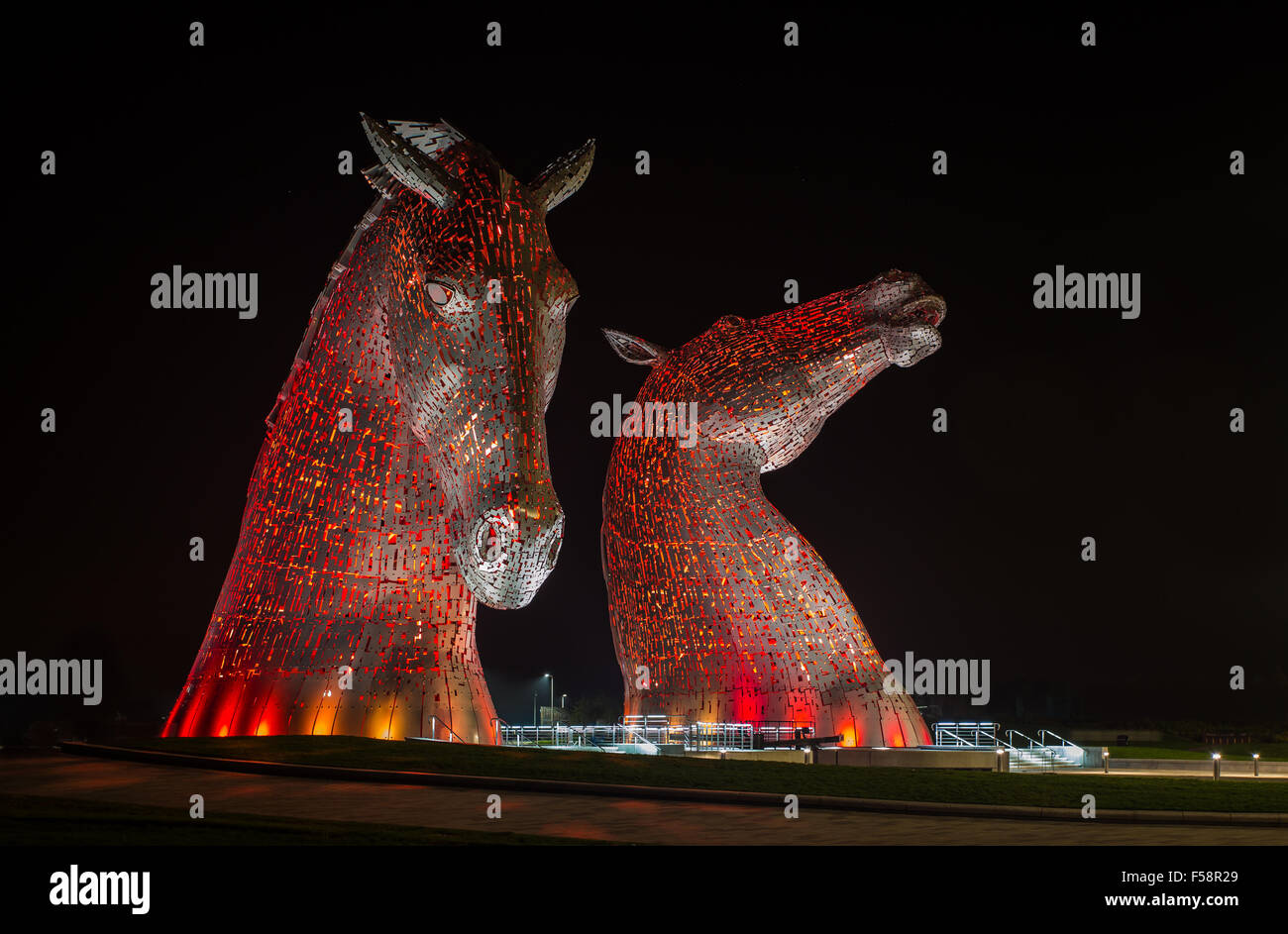 The Kelpies - huge pieces of public art sculptures near Falkirk ...