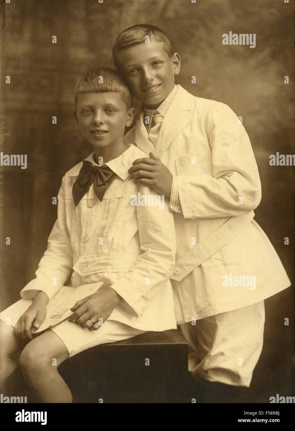 Two white children hi-res stock photography and images - Alamy